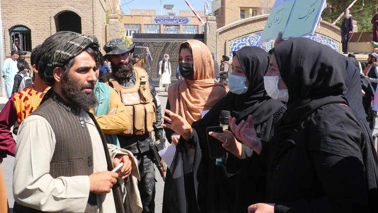 افغان مبارزو ښځو د طالبانو له ګواښونو سره سره د خپلو حقونو غوښتنه وکړه